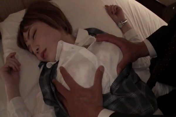 終電を逃した酔っ払った同僚とホテルで相部屋に…あまりの無防備な姿に我慢出来なくなって…vol 014 無料av動画